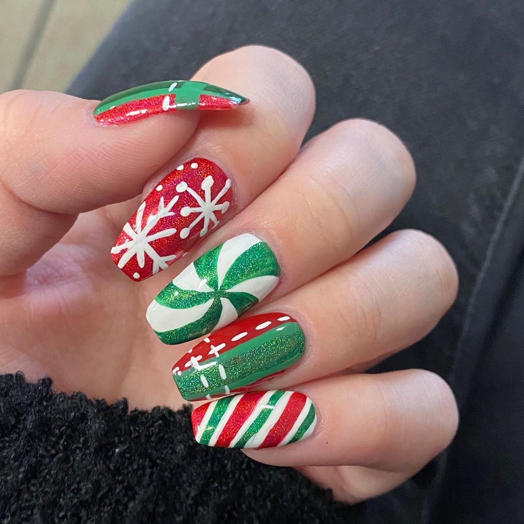 25 Christmas Nails to Make Your Holiday Extra Sparkly!